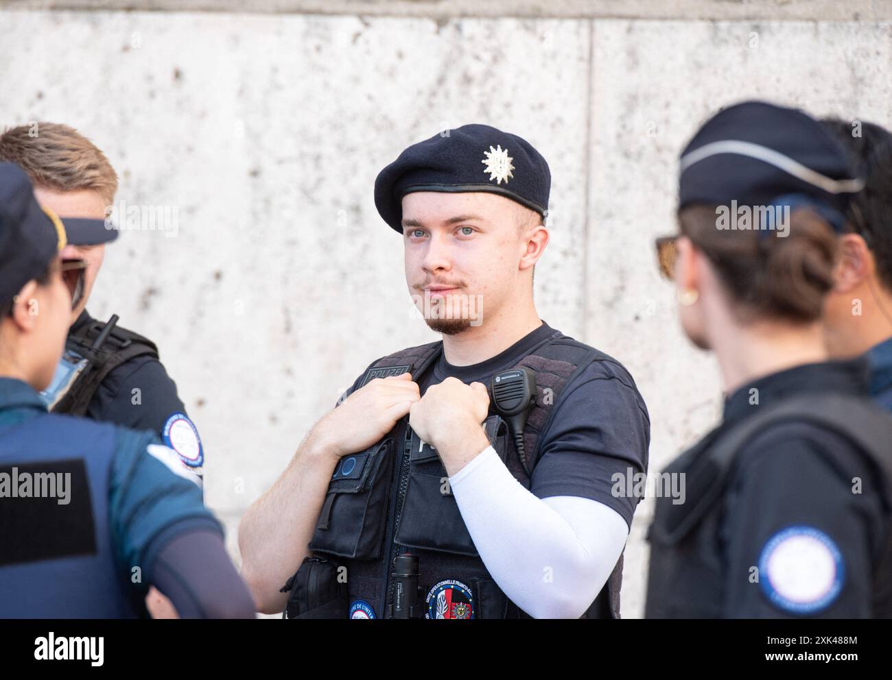 German police officers patrolling with French police forces in ...