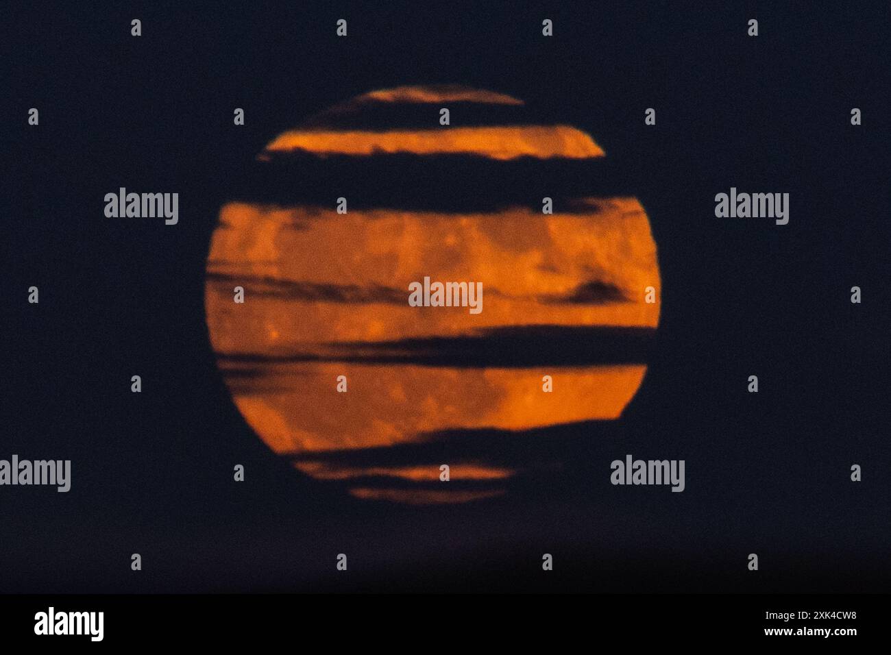 Los Angeles, United States. 20th July, 2024. The full moon rises behind ...