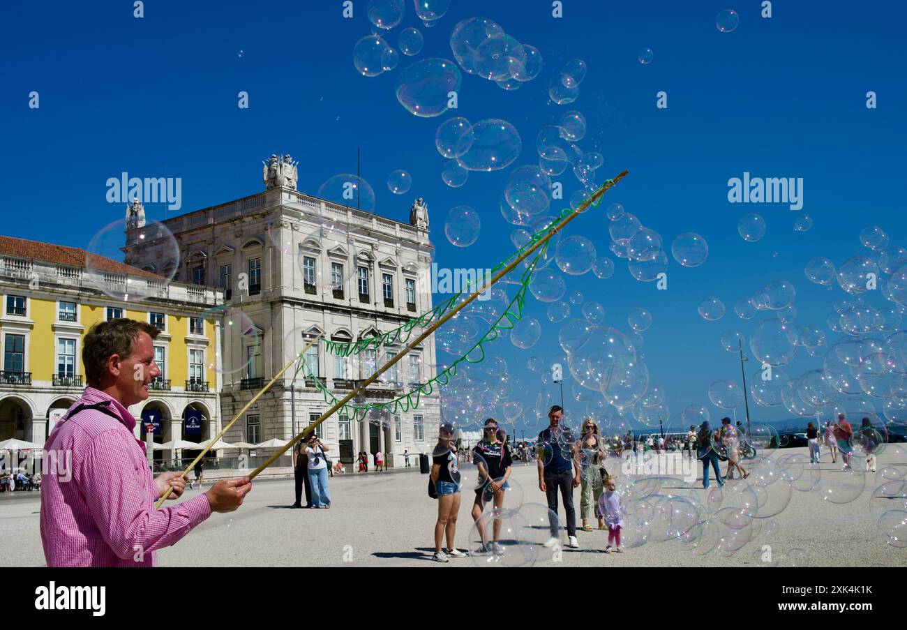 street performance fun with soap bubbles Stock Photo - Alamy