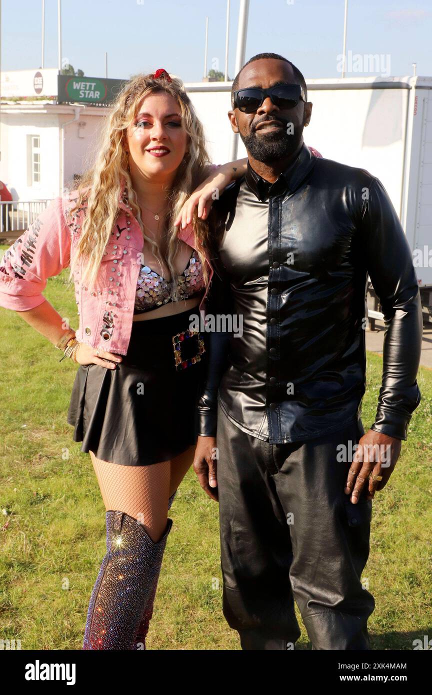 Lisa Becker und Willie Bivins von Captain Hollywood Project bei der 90s ...