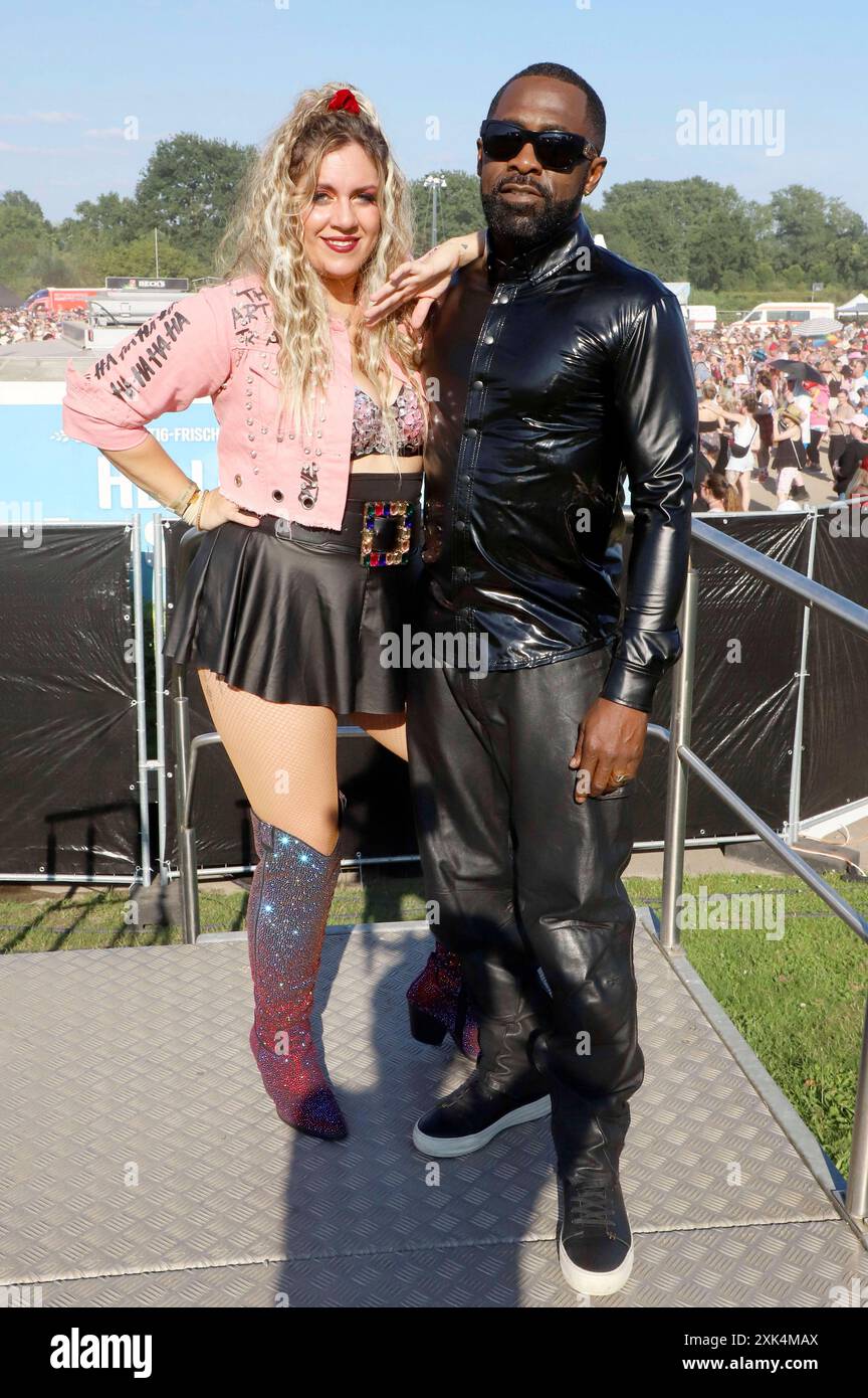 Lisa Becker und Willie Bivins von Captain Hollywood Project bei der 90s ...