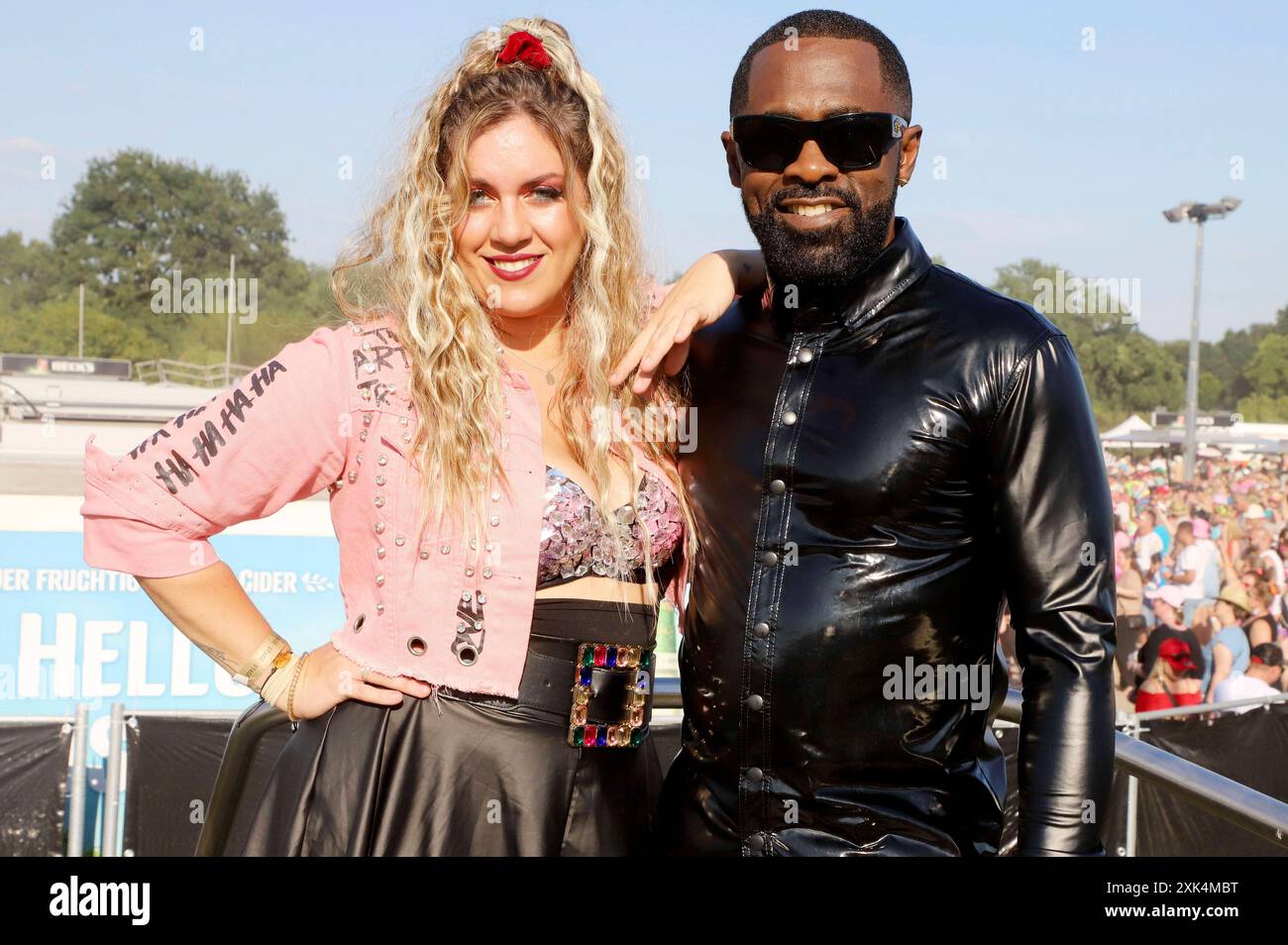 Lisa Becker und Willie Bivins von Captain Hollywood Project bei der 90s ...