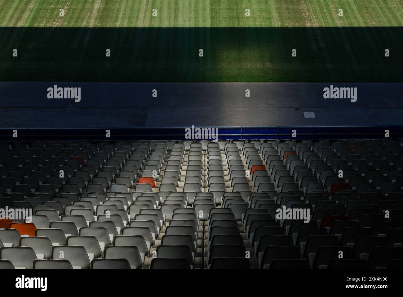 Leere Tribünen, Stadion, Sitzreihen, Schatten, Spielfeld, Rasen, Muster ...