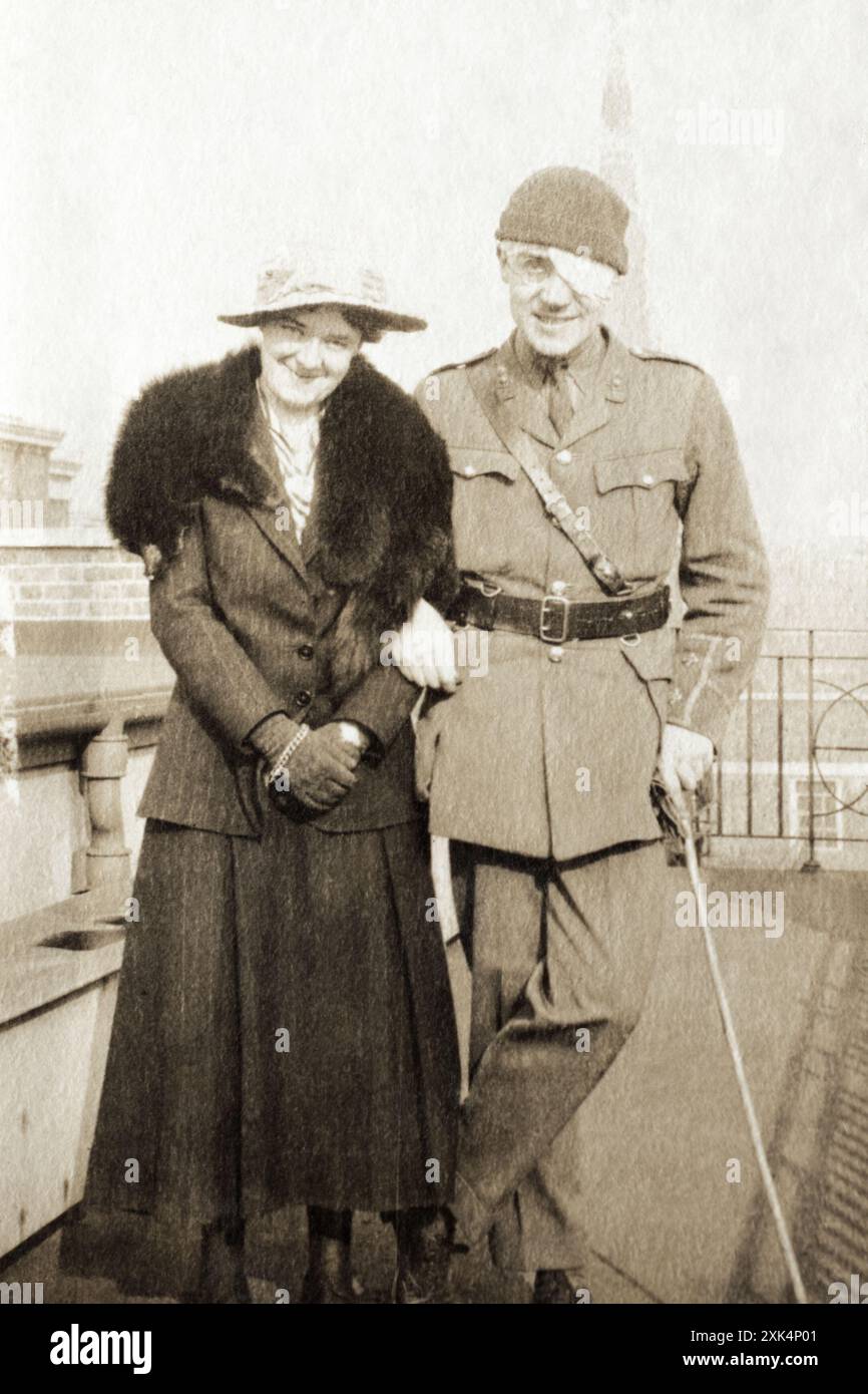 A wounded Royal Artillery Officer alongside a woman during the First World War Stock Photo - Alamy