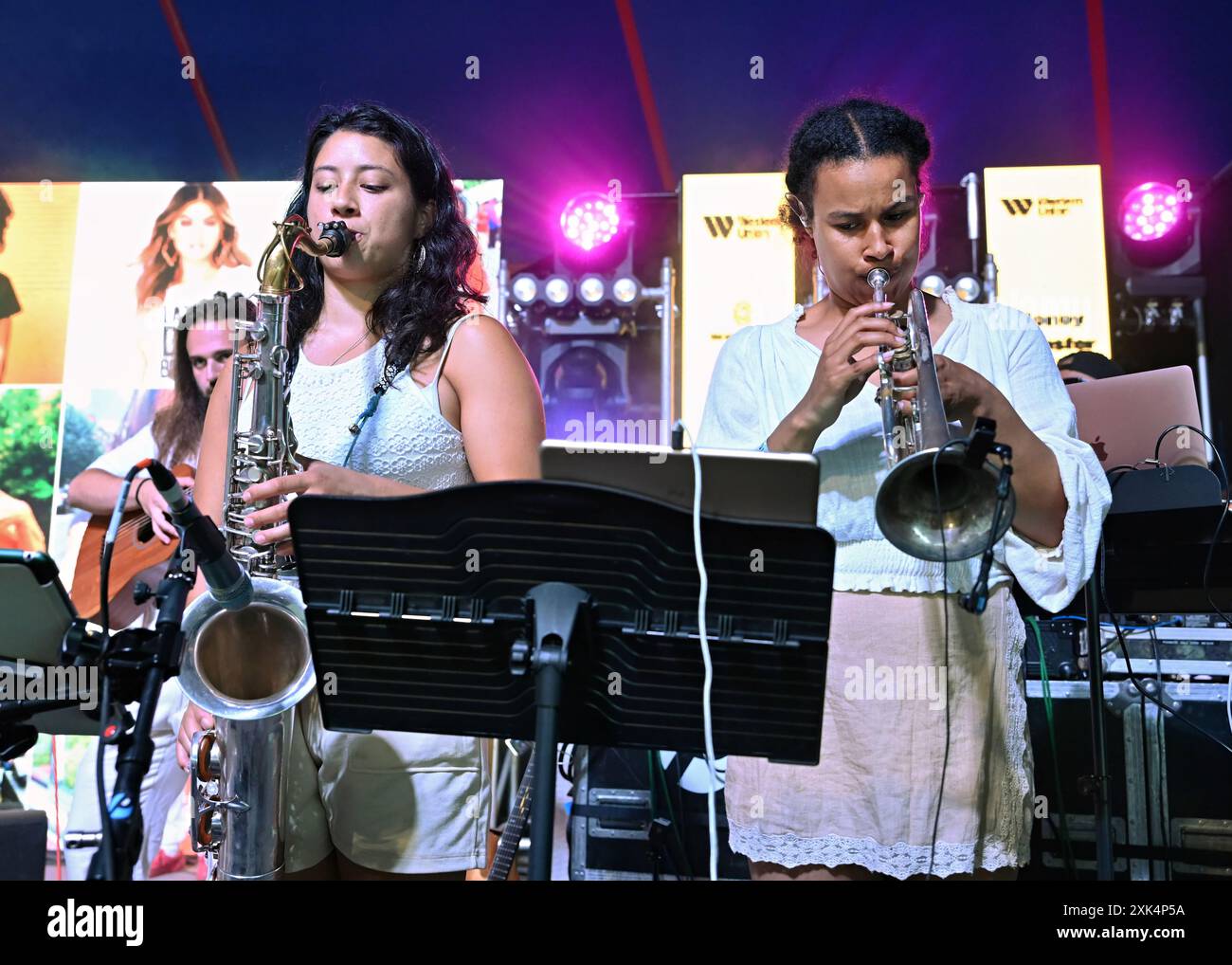 Latino life in the park 2024 hi-res stock photography and images - Alamy