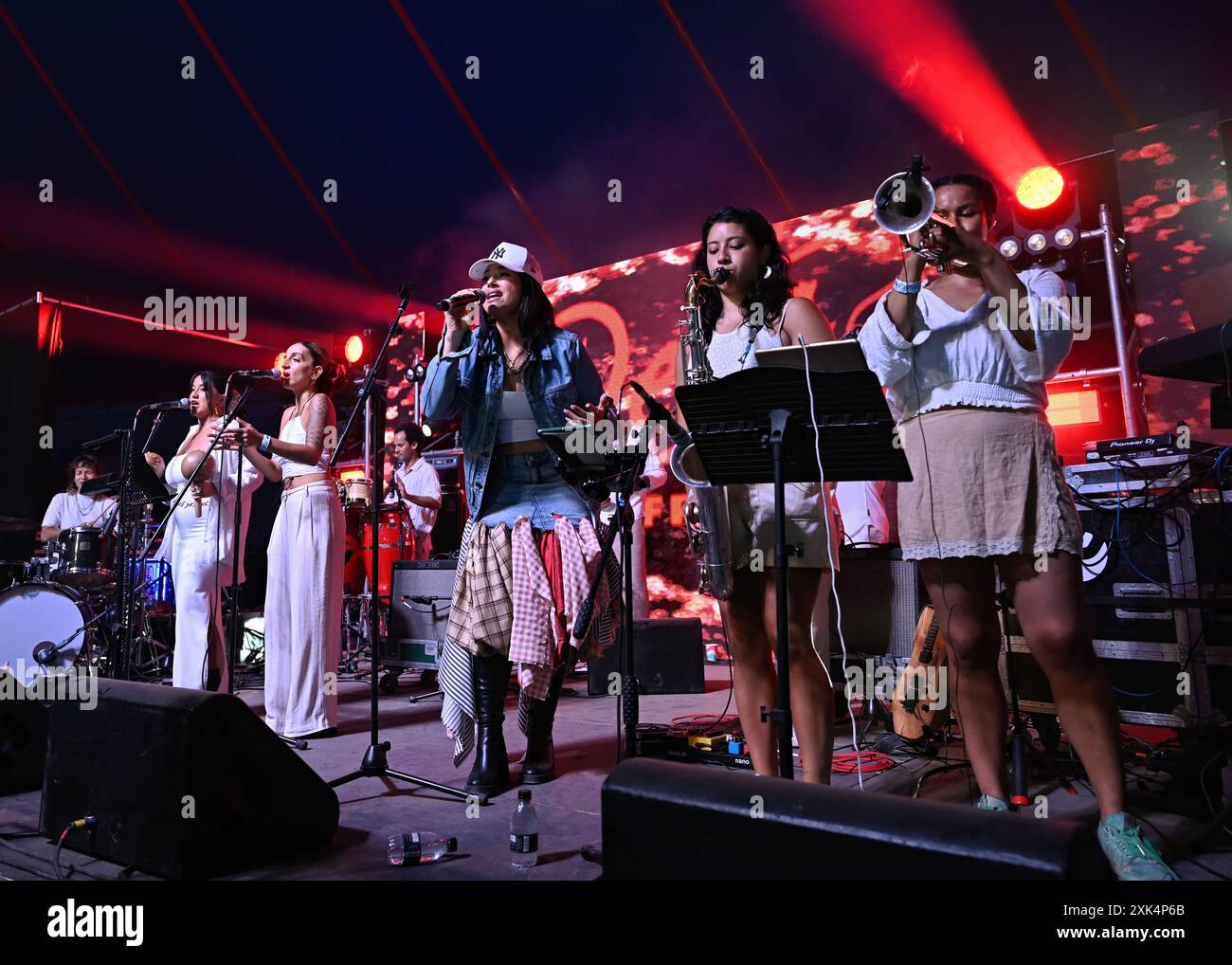 Latino life in the park 2024 hi-res stock photography and images - Alamy