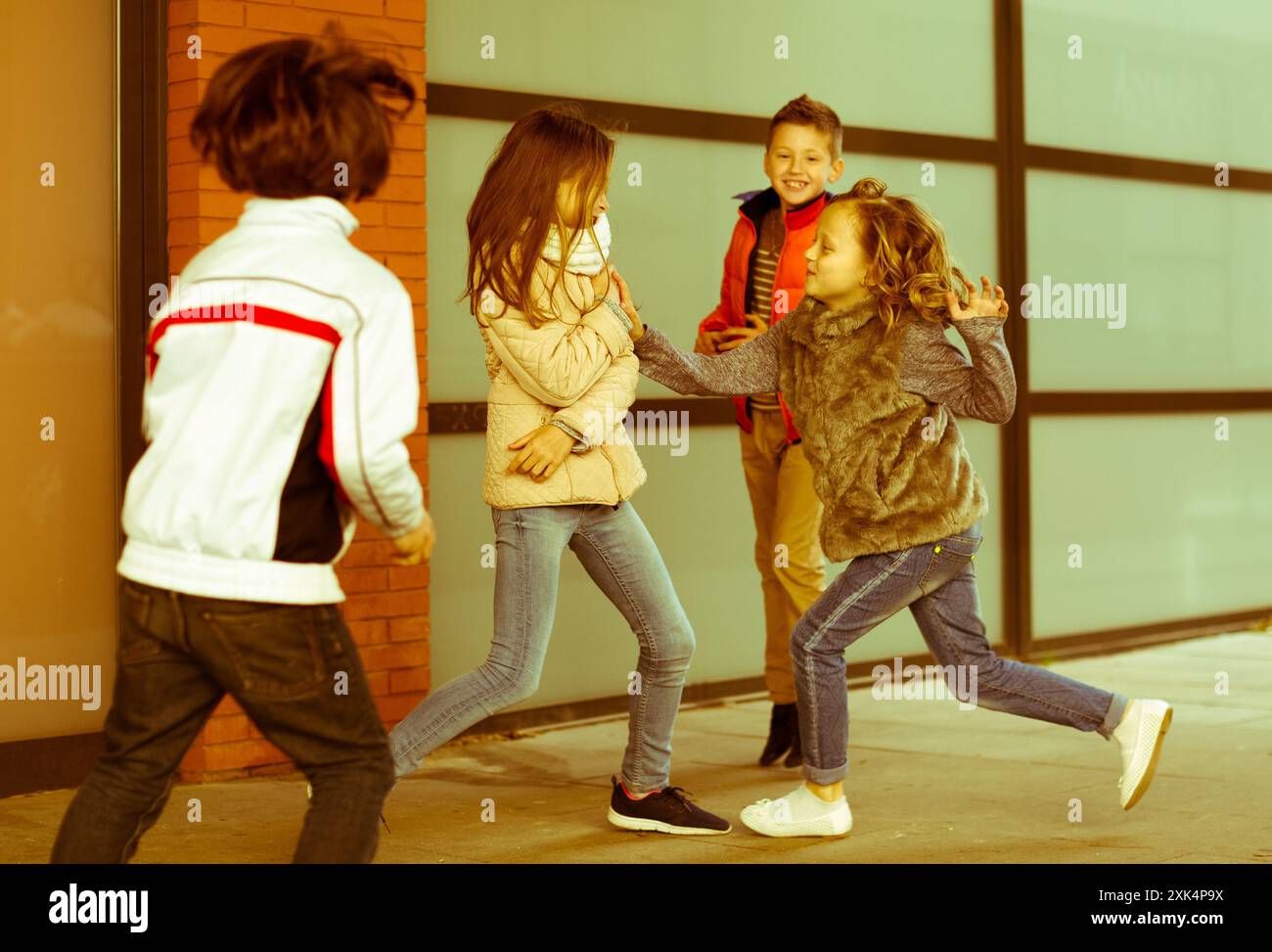 Boys and girls playing catch hi-res stock photography and images - Alamy Boys and girls playing catch hi-res stock photography and images - Alamy