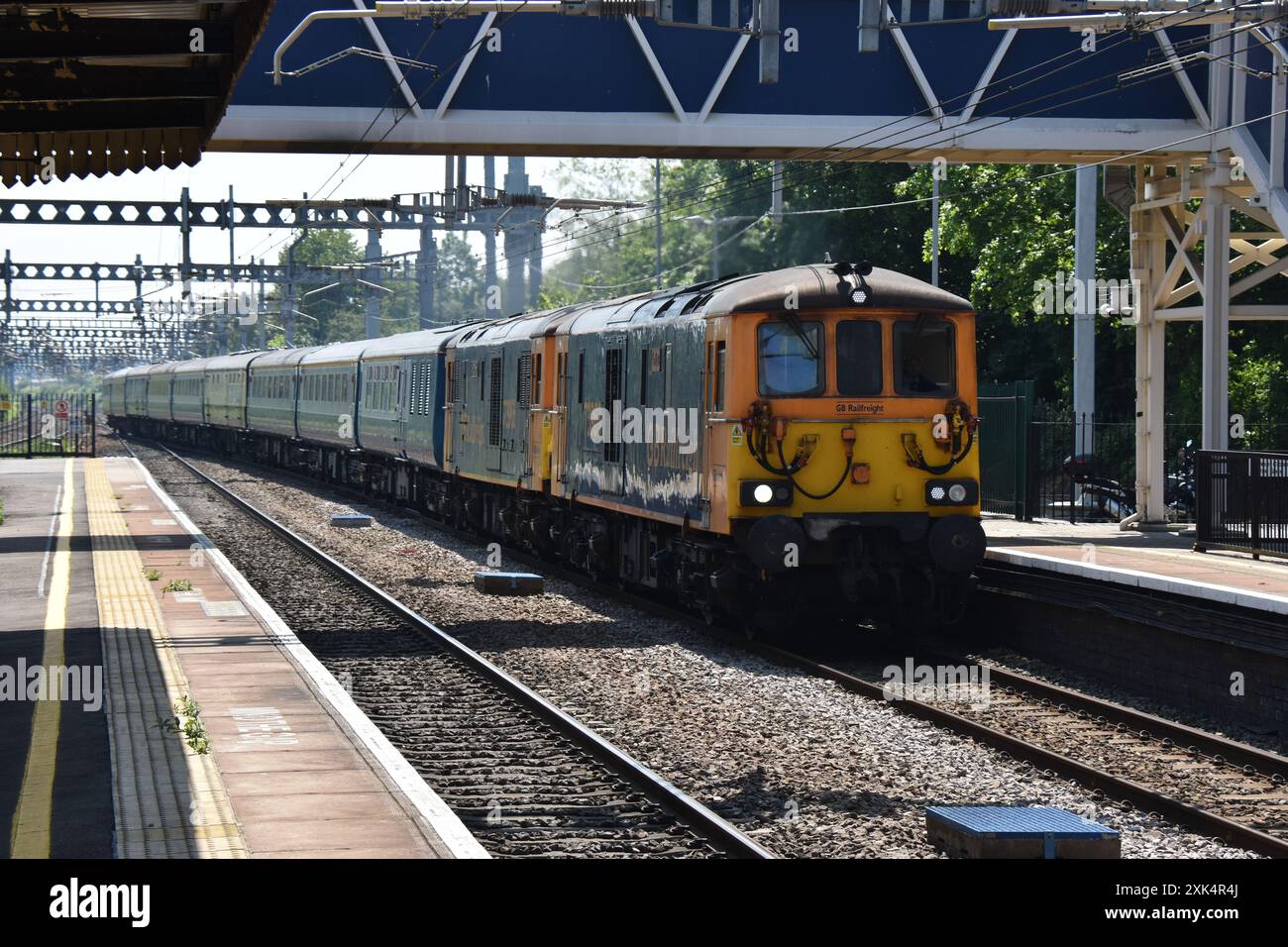 Class 73 Electro-Diesel Locomotives at Tilehurst Station on 10th June ...