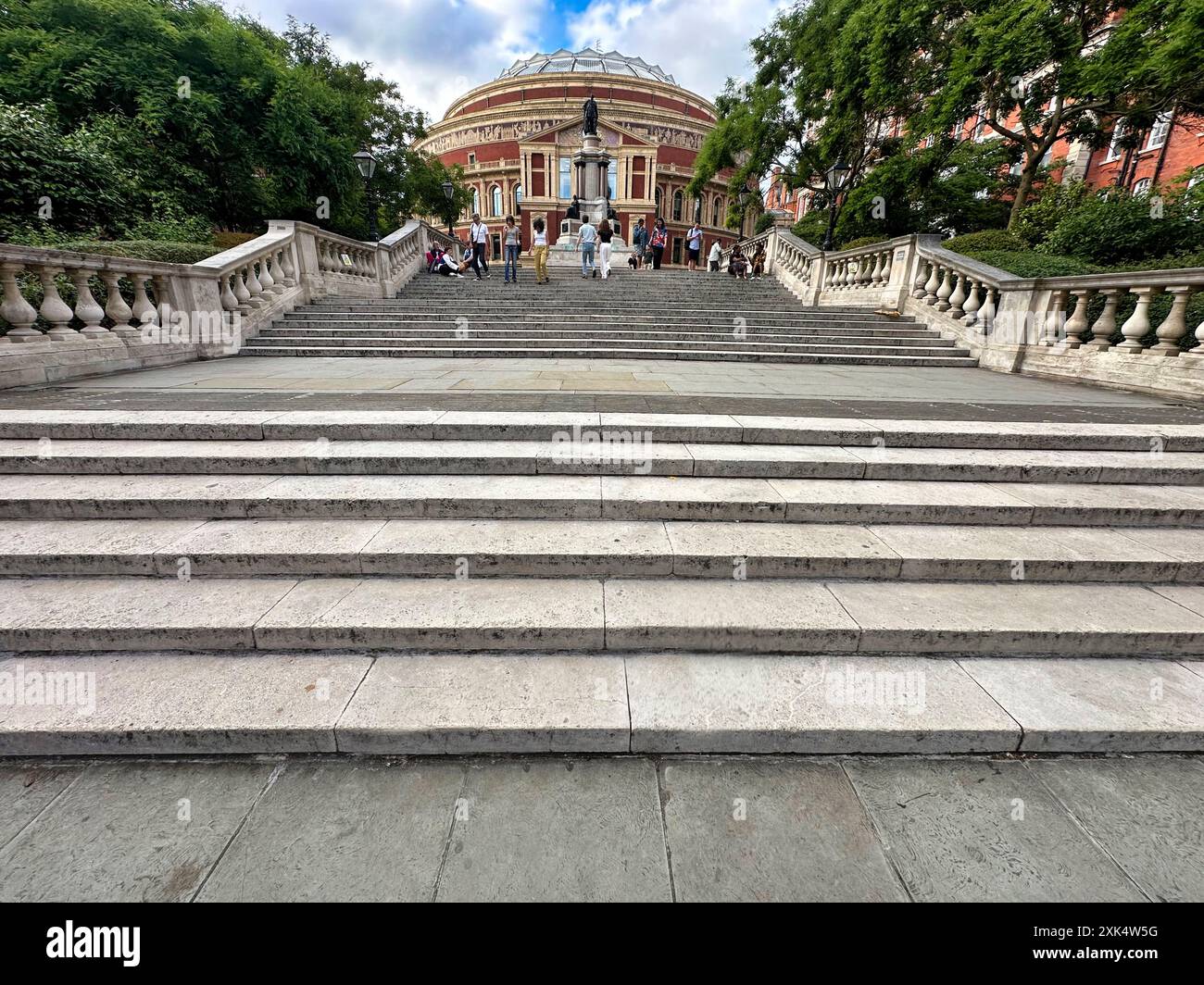 Arrive at the royal albert hall hi-res stock photography and images - Alamy