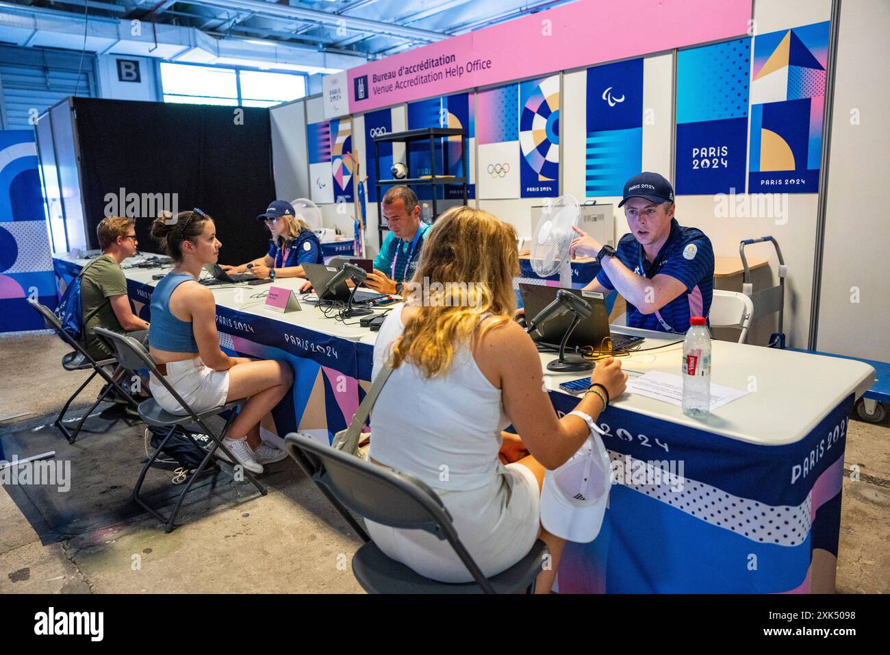 Paris 2024 olympic uniform hi-res stock photography and images - Alamy