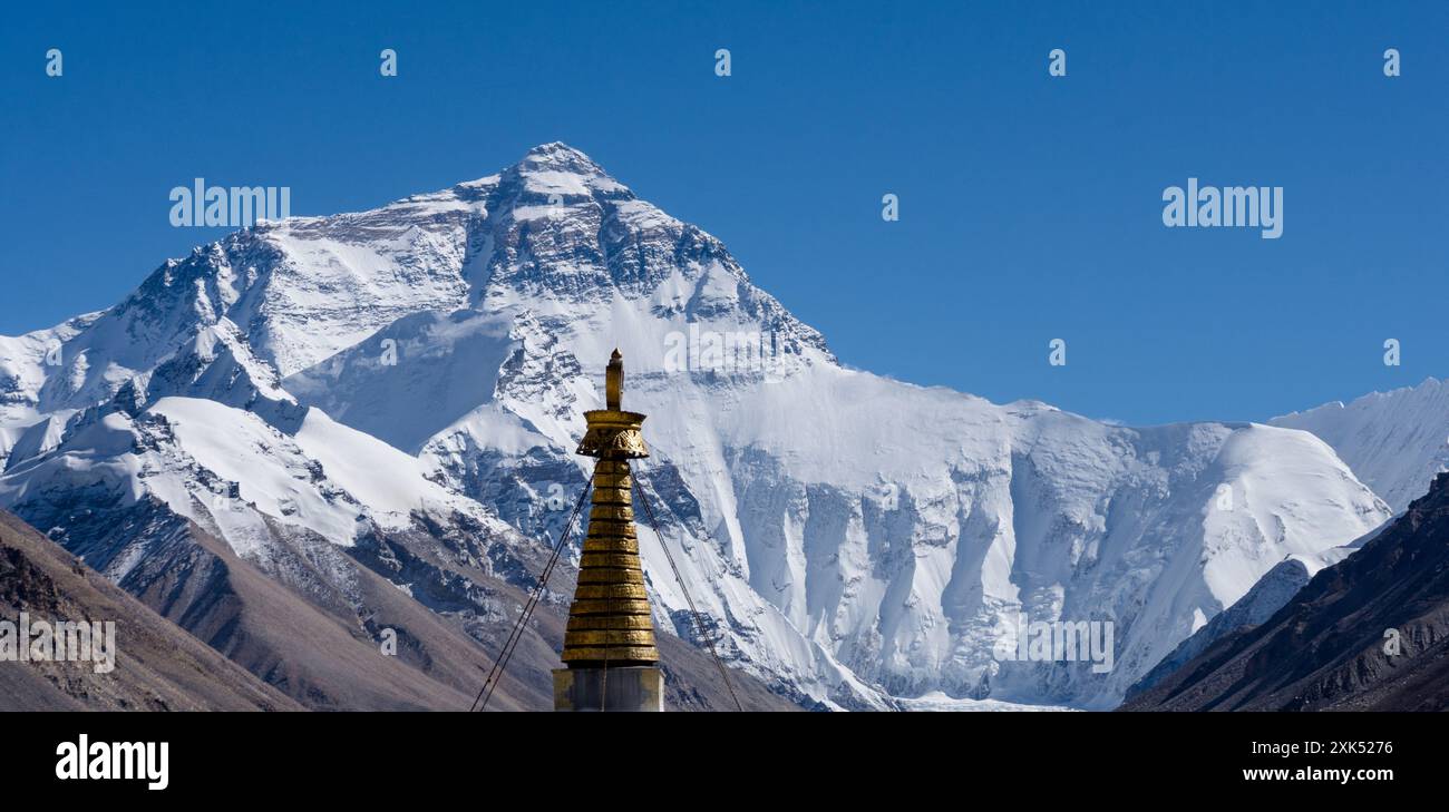 impressiv Mount Everest with Monastery, Everest Basecamp, Tibet Stock ...