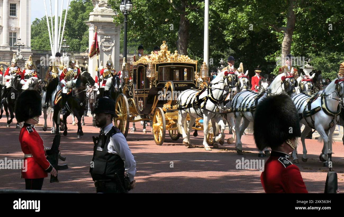 Royal coach procession in theMall Buckingham Palace for State opening ...