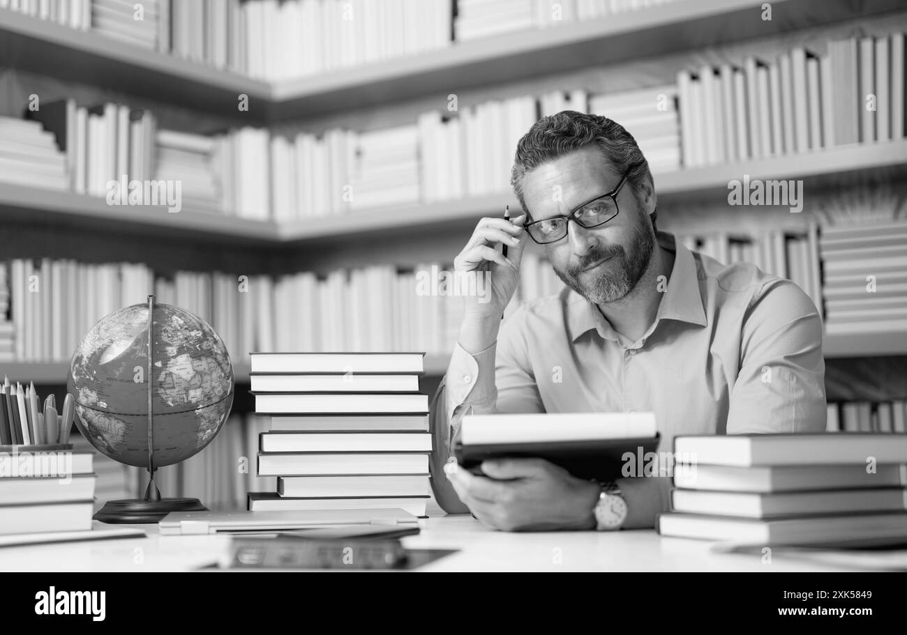 Teachers day. Teacher tutor in school classroom. Knowledge, education ...