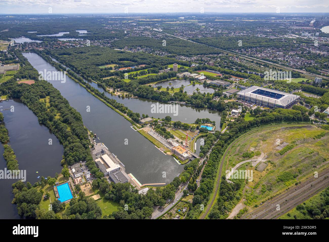 Luftbild, Duisburg-Süd, Regattabahn, Sportpark mit Schauinsland-Reisen ...