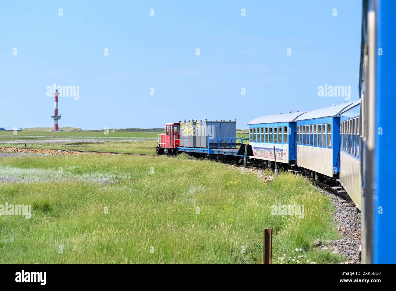 Reise - Wangerooge 2024 am 20.07.2024 Die Inselbahn fährt über die ...