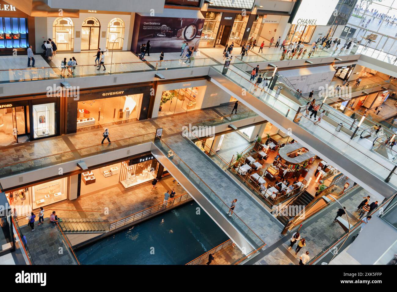 View of stores at the Shoppes at Marina Bay Sands Stock Photo - Alamy