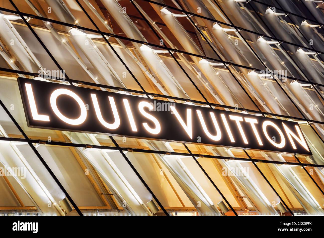 Louis vuitton shop marina bay hi-res stock photography and images - Alamy