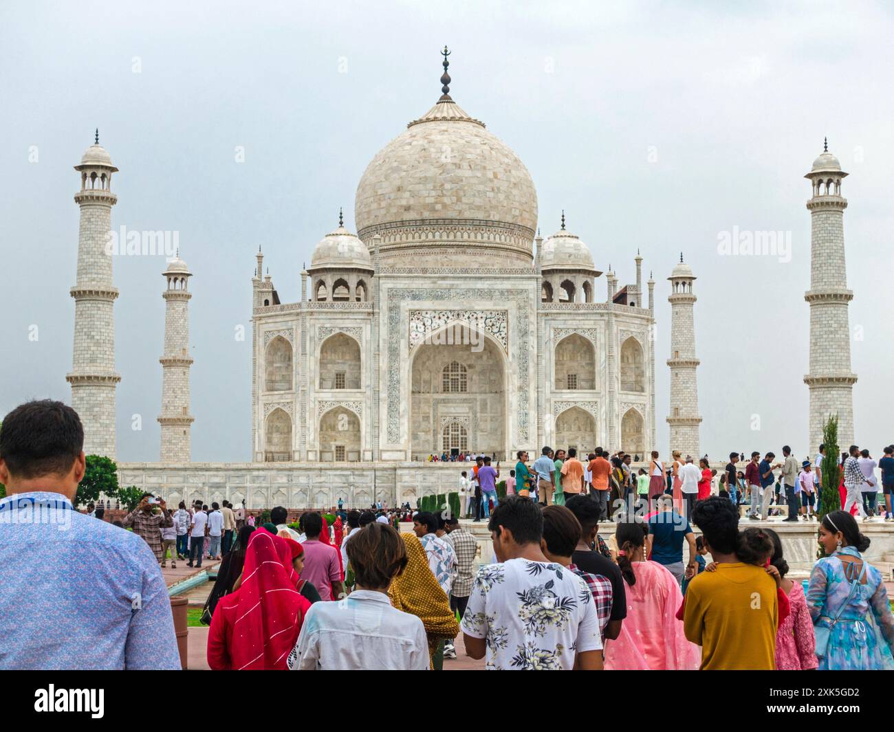 Local tourists visiting the Taj Mahal in Agra/India (July 2024 Stock ...