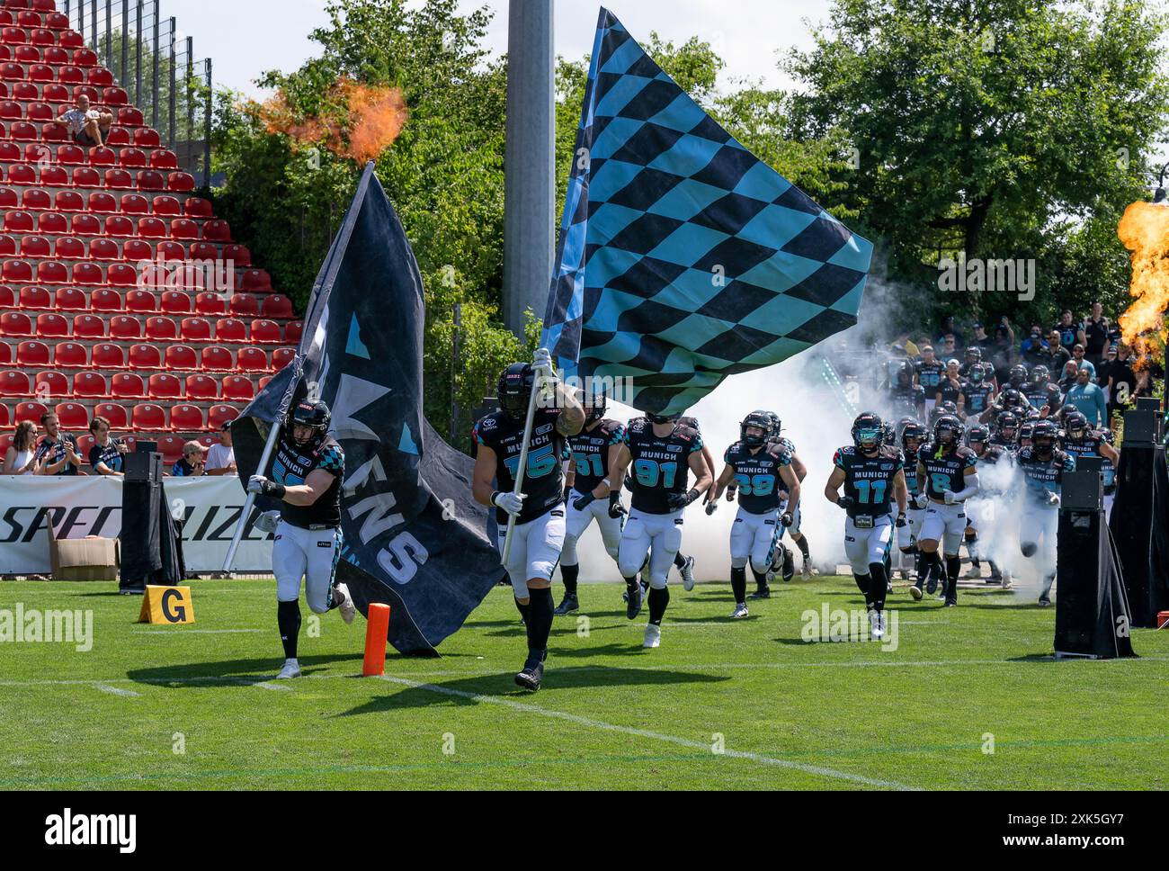 Einlauf der Spieler der Munich Ravens, angefuehrt von Patrick ...