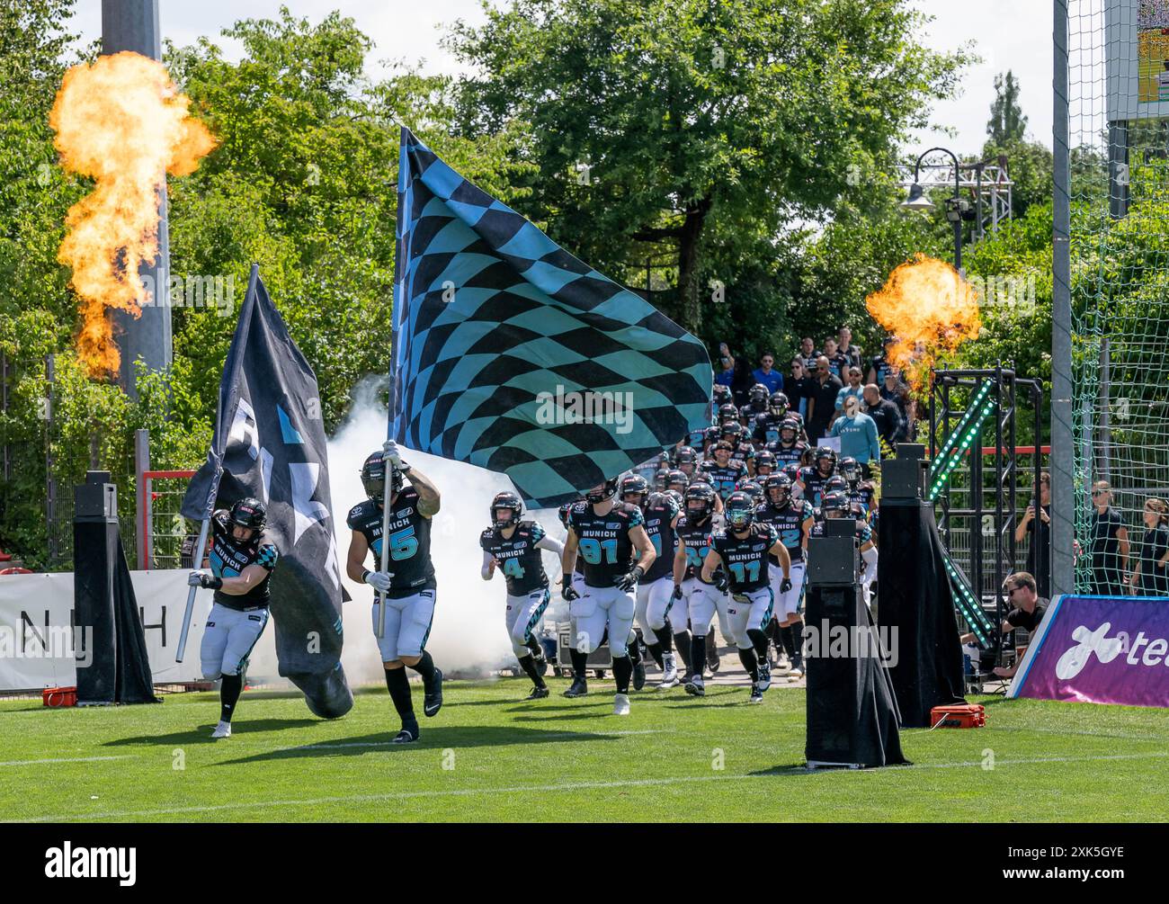 Einlauf der Spieler der Munich Ravens, angefuehrt von Patrick ...
