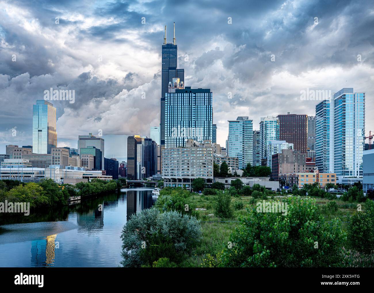 Skyscraper chicago storm hi-res stock photography and images - Alamy