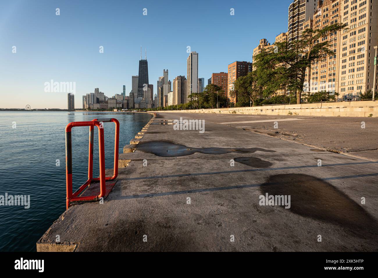 chicago, illinois waterfront with skyline at dawn Stock Photo - Alamy