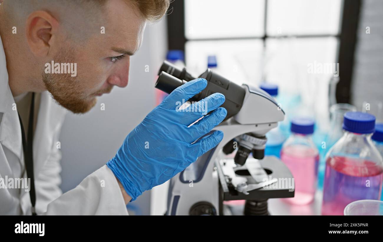 Hand adjusting microscope hi-res stock photography and images - Alamy