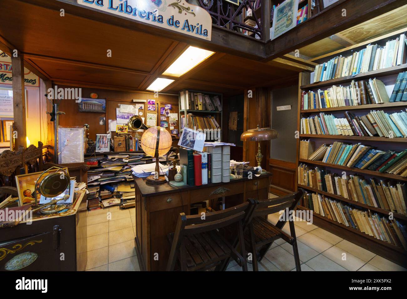 Old books store hi-res stock photography and images - Alamy