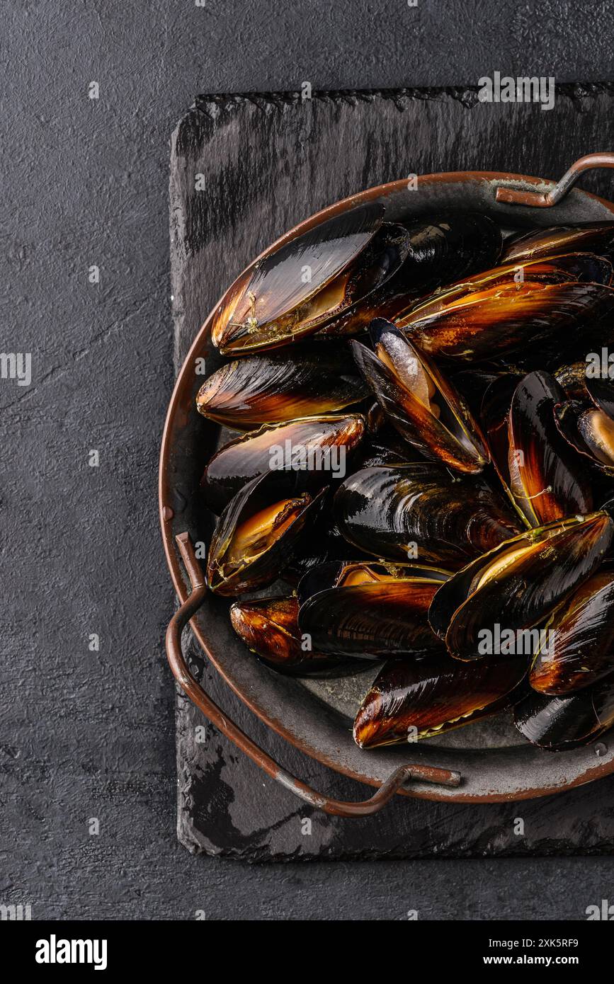 Mussels cooked on sea beach hi-res stock photography and images - Alamy
