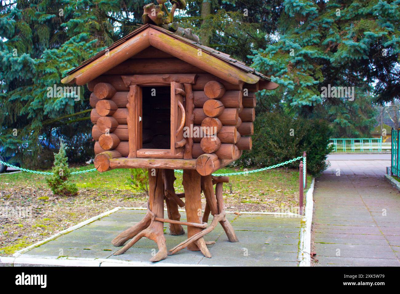 Fairy house on a log hi-res stock photography and images - Alamy