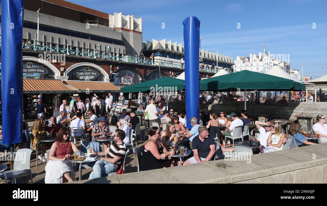 United kingdom summer busy bar hi-res stock photography and images - Alamy