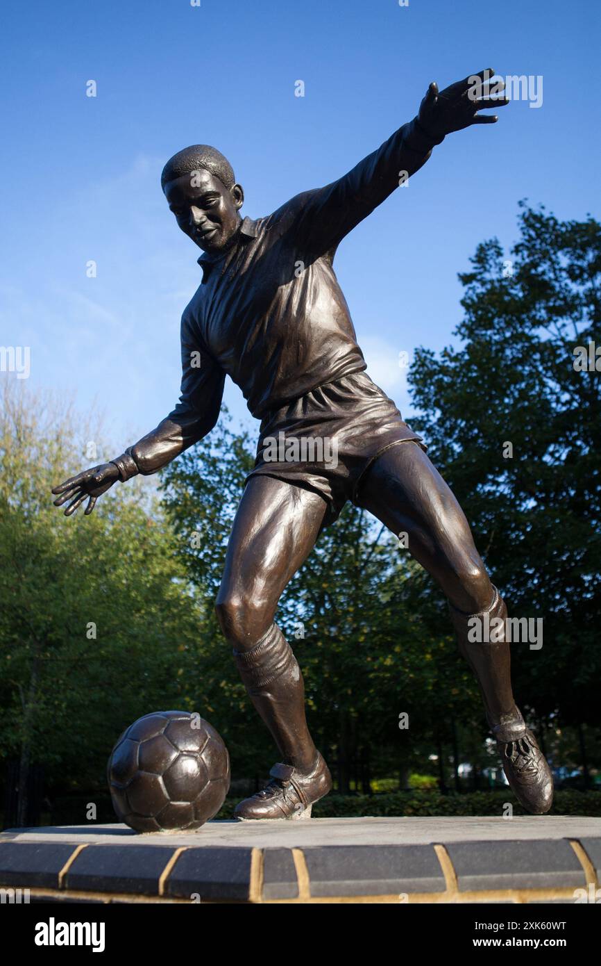 Statue of Laurie Cunningham in Leytonstone, London, UK Stock Photo - Alamy