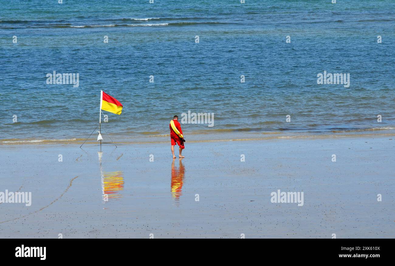 Red and yellow lifeguard flags hi-res stock photography and images - Alamy