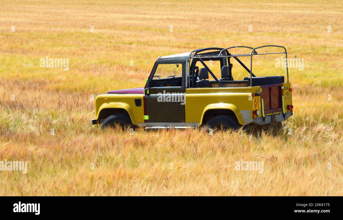 English countryside land rover defender hi-res stock photography and ...