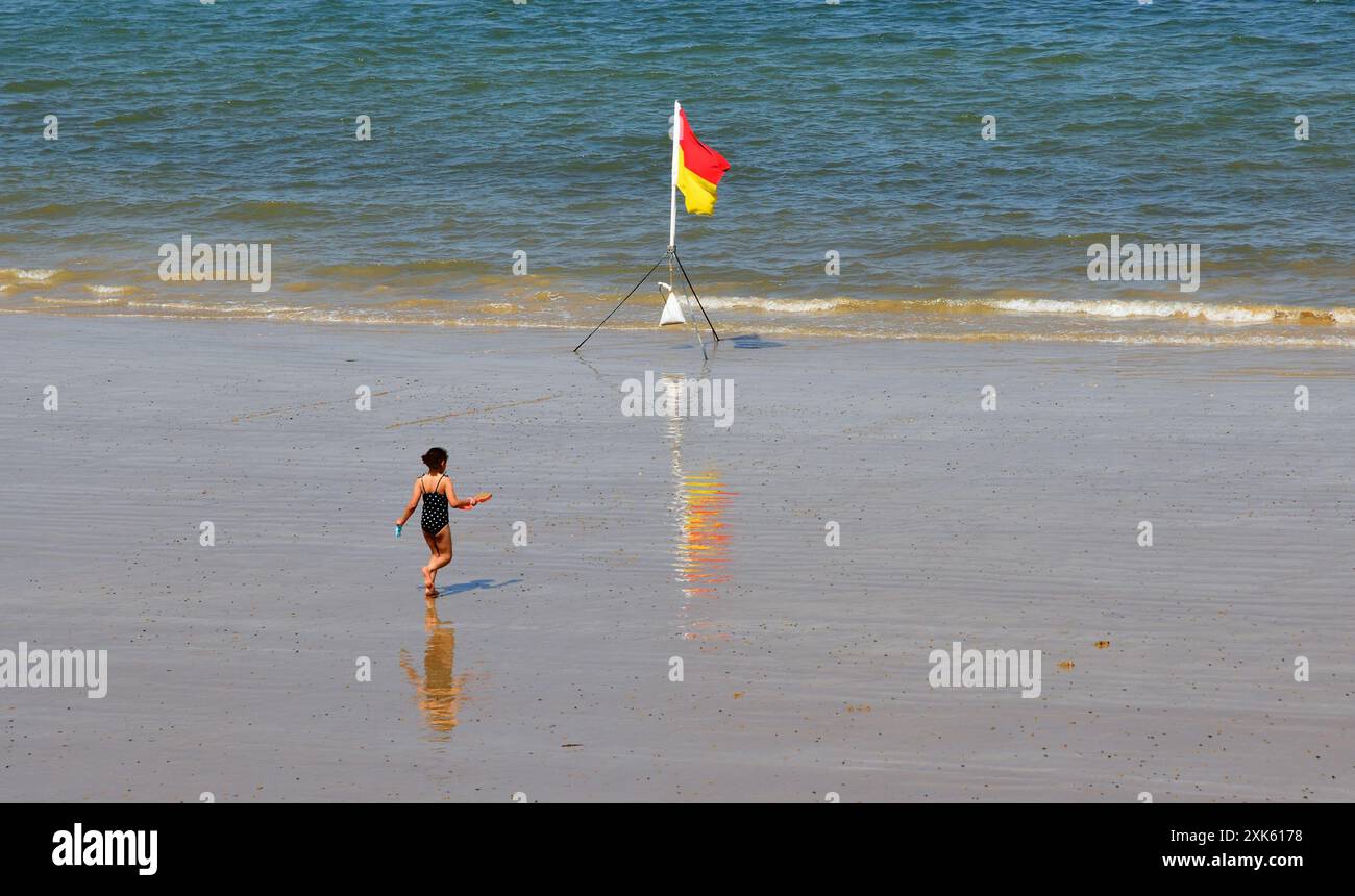 Beach with safe bathing flag and lifeguard Stock Photo - Alamy