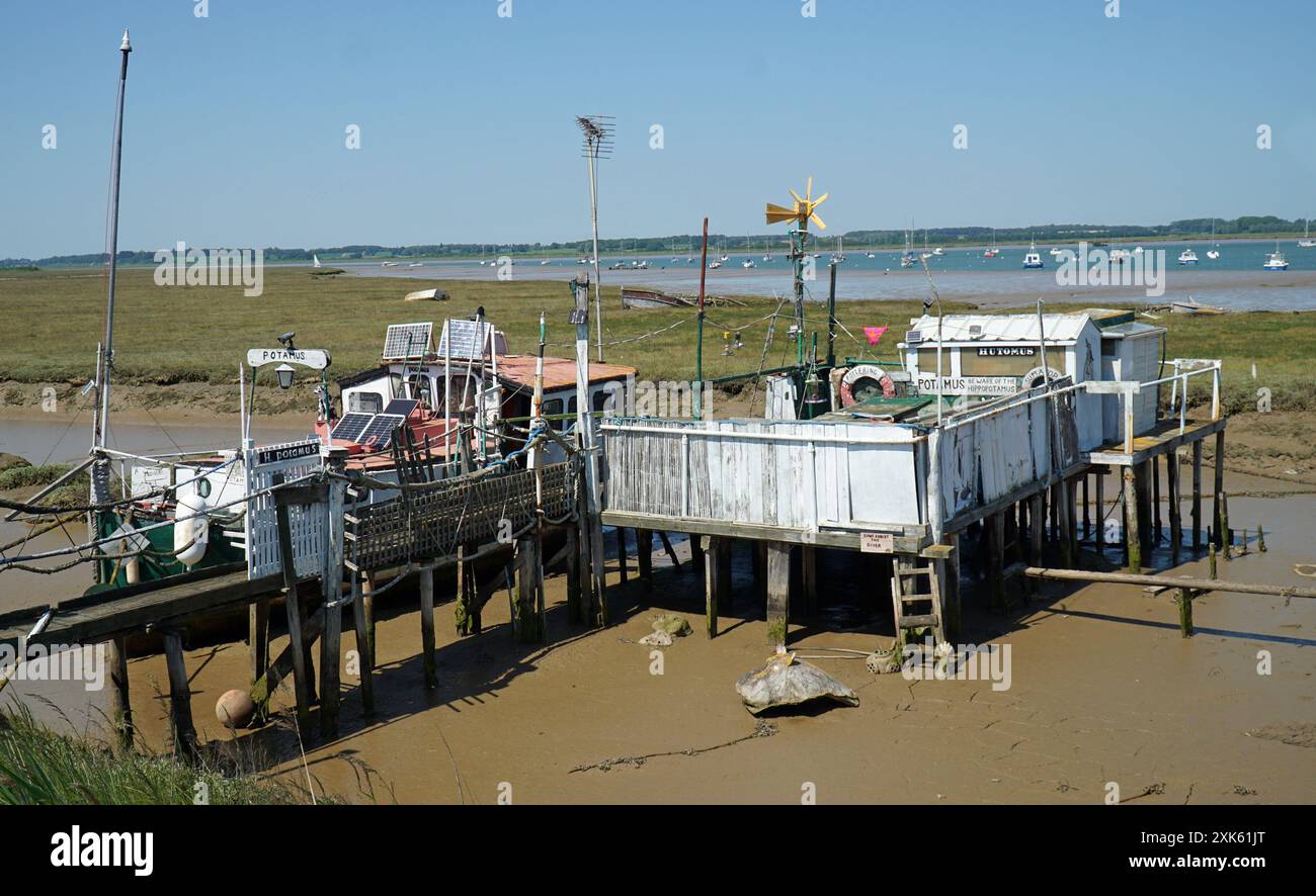 Houseboat Dwelling in the mud flats near the estuary of the river Deben ...