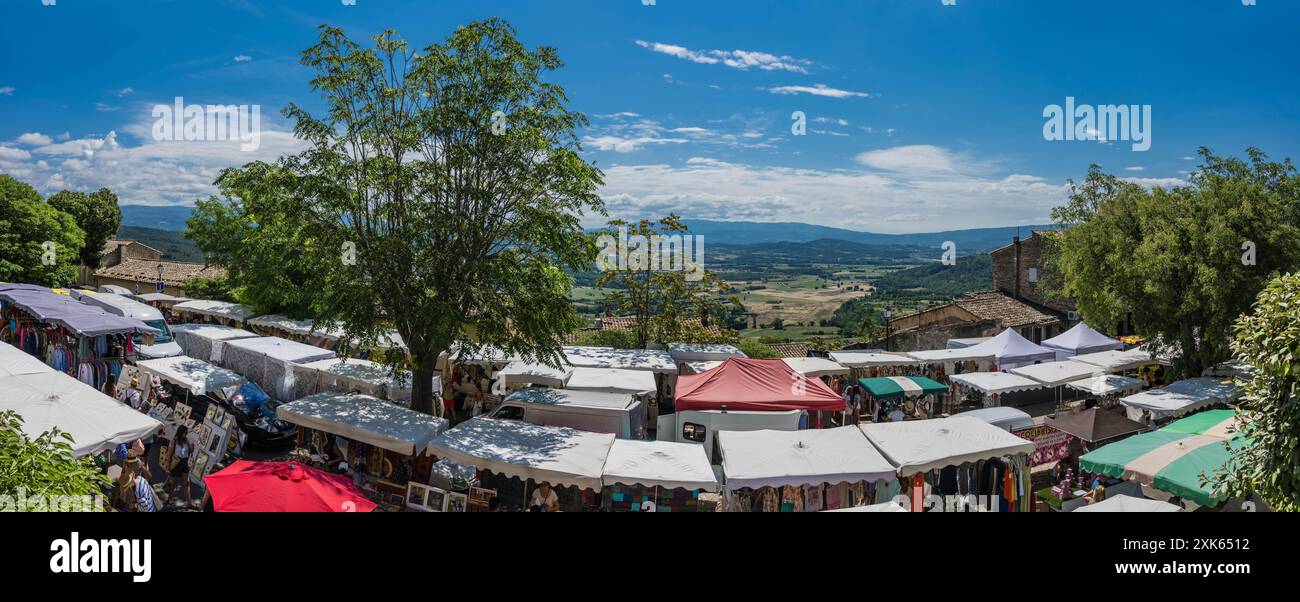 Market day at the village of Gordes, Vaucluse in Provence, France Stock ...