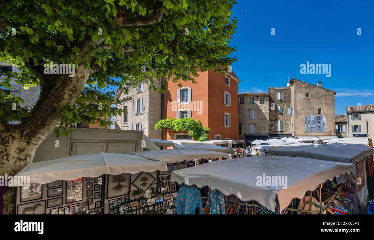 Market day at the village of Gordes, Vaucluse in Provence, France Stock ...