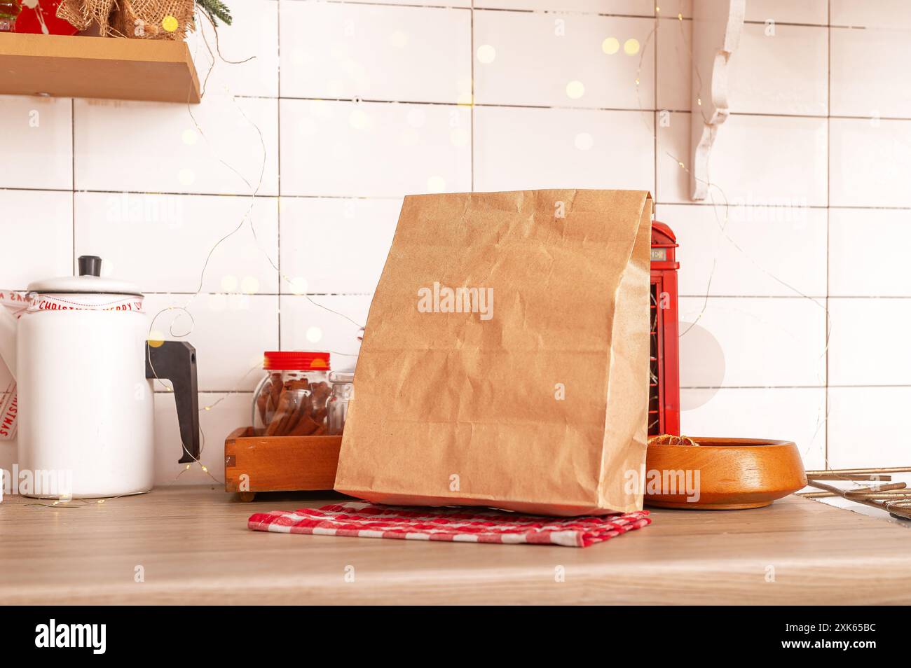 Brown paper bag counter hi-res stock photography and images - Alamy