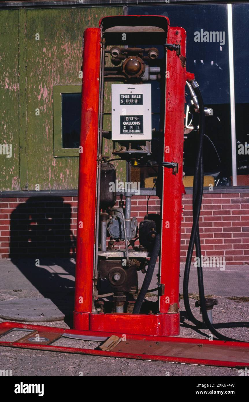 Vintage gas pump hi-res stock photography and images - Alamy
