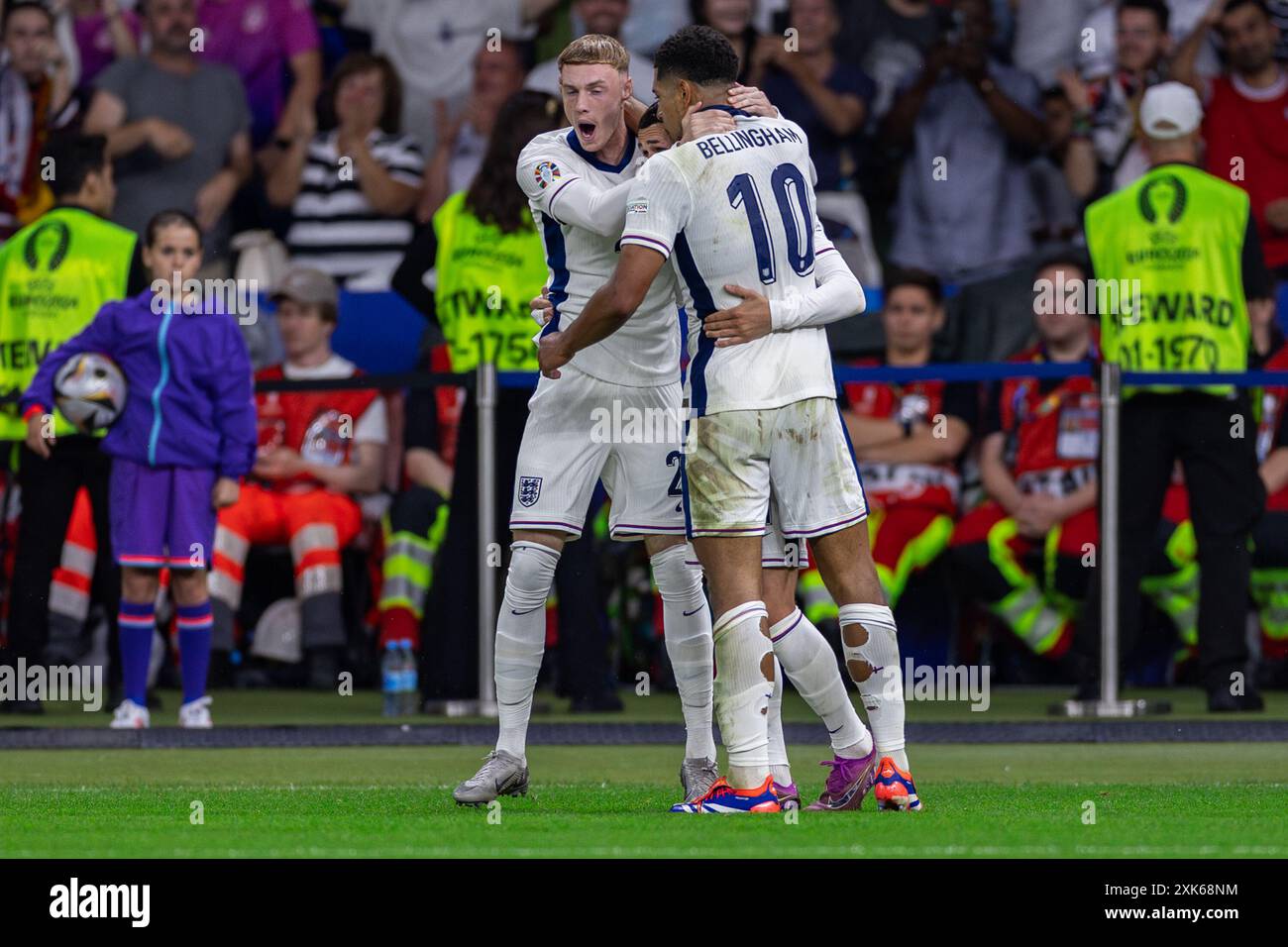 Cole Palmer (L) and Jude Bellingham (R) of England celebrate a goal ...