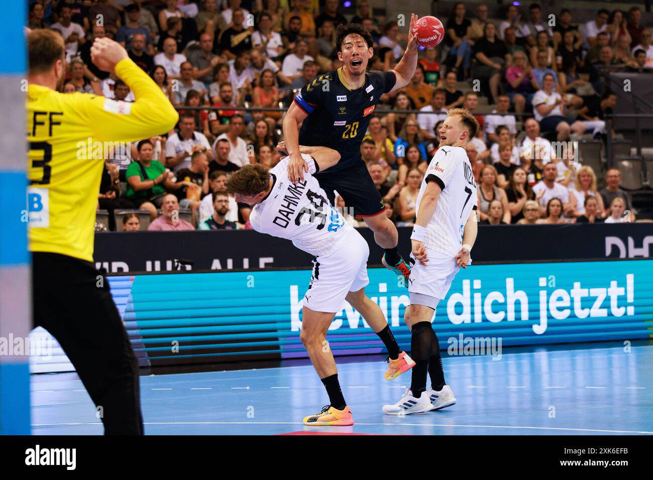 Jim Watanabe (JPN Japan, #20) erzielt ein Tor, Aktion, Torwurf ...