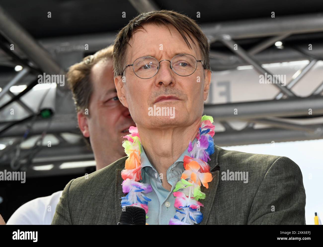 Politiker Karl Lauterbach SPD, Bundesgesundheitsminister als Teilnehmer ...