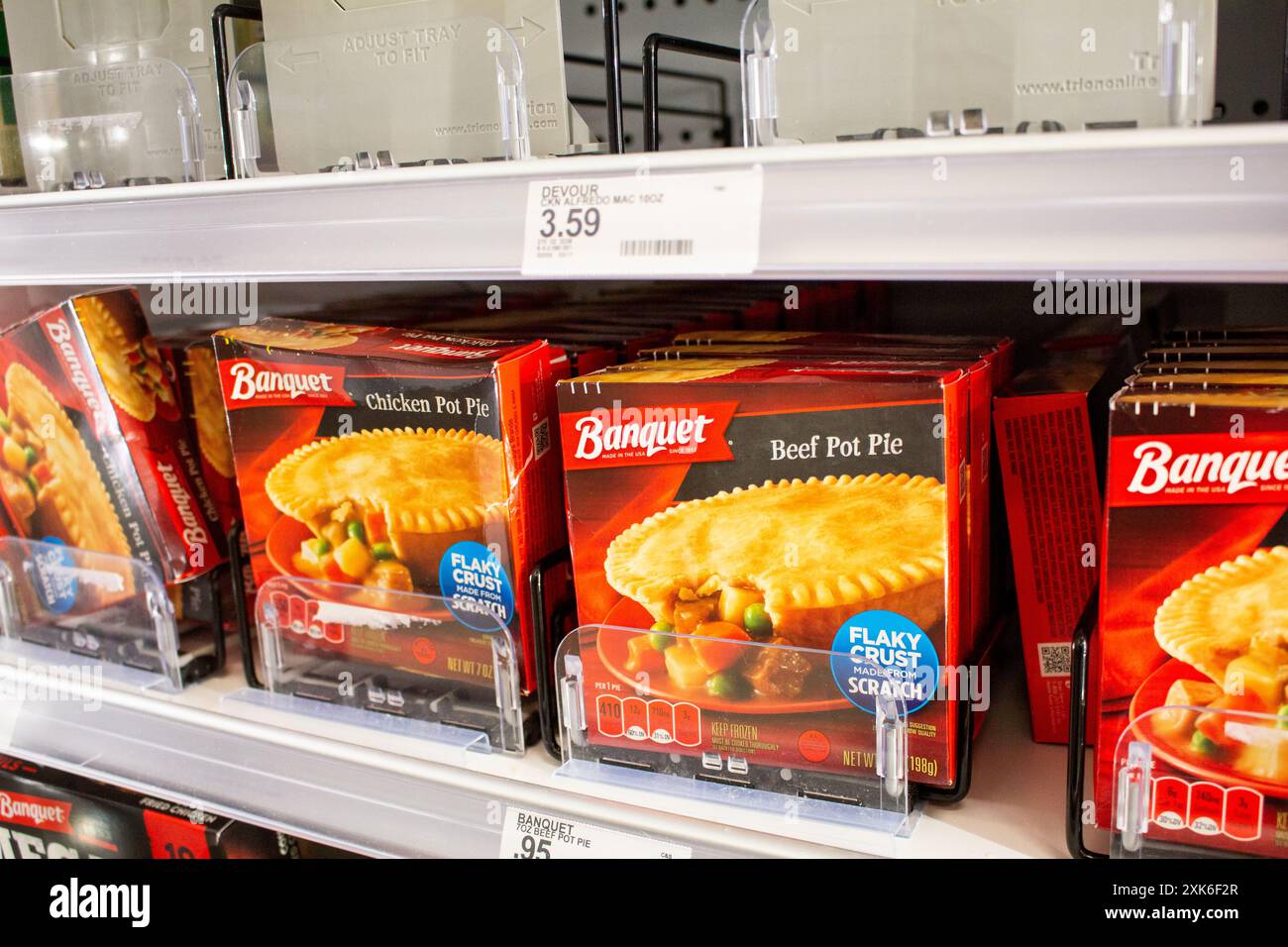 Pies on display hi-res stock photography and images - Alamy