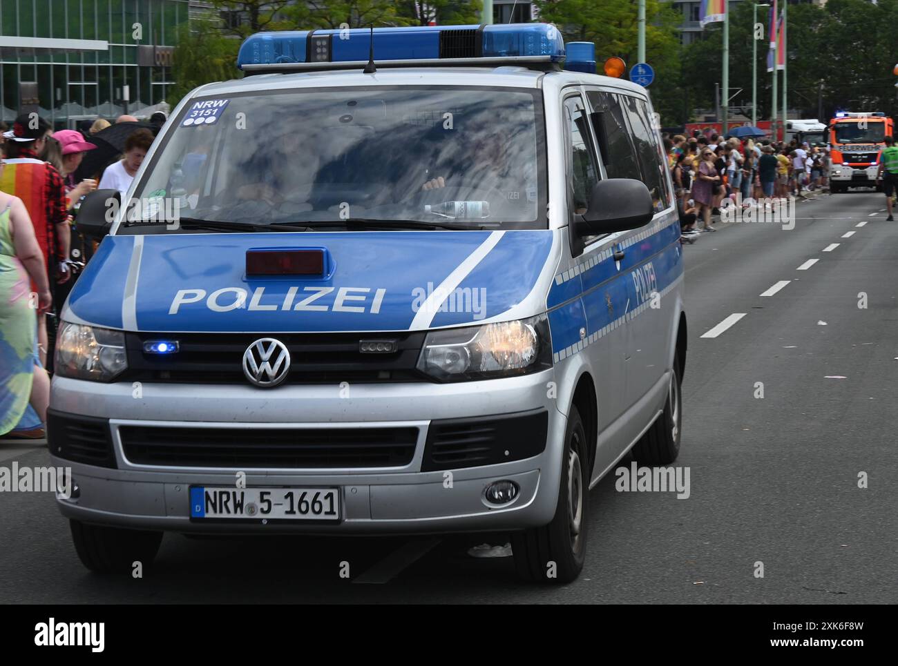 Logo, Schriftzug der Polizei an einem Einsatzfahrzeug bei der CSD ...
