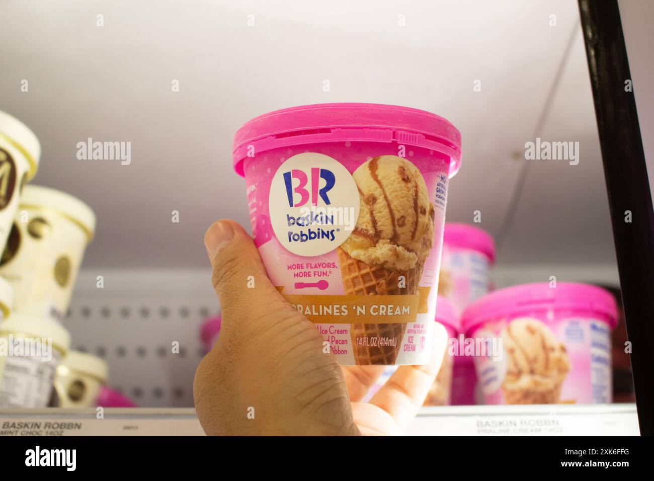 Baskin robbins scoop hi-res stock photography and images - Alamy