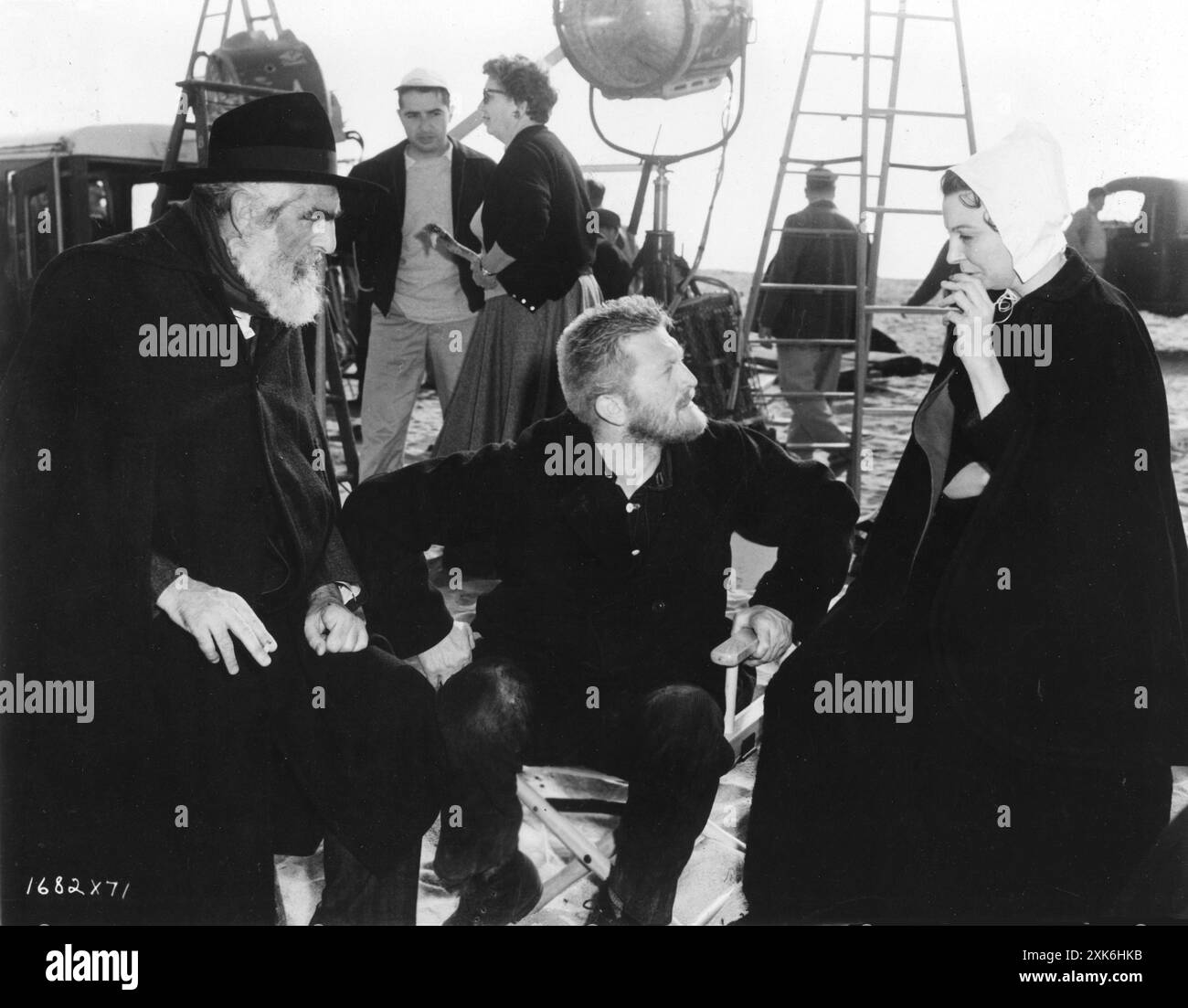 NOEL PURCELL, KIRK DOUGLAS and PAMELA BROWN chat between scenes for ...