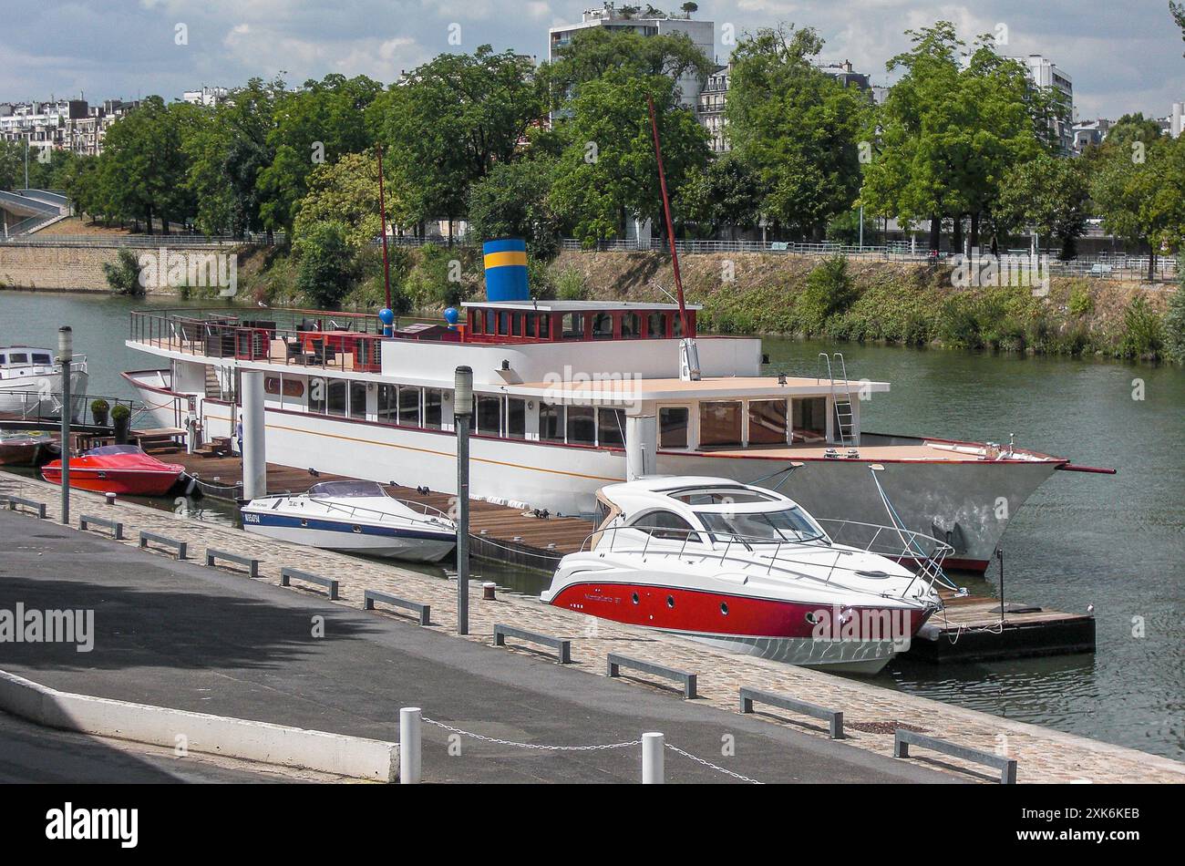 Charter yacht paris hi-res stock photography and images - Alamy