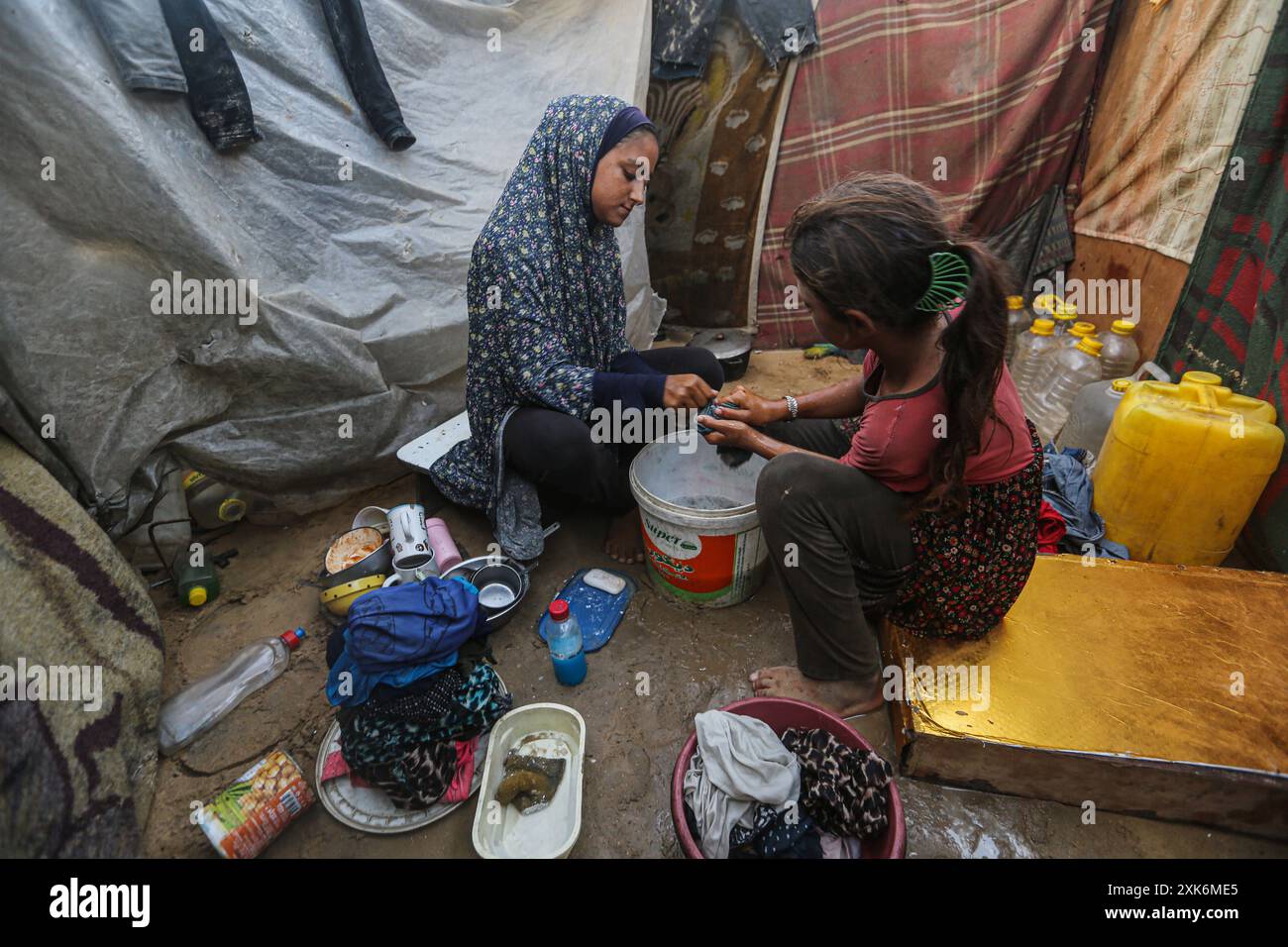 Hundreds of Palestinian families taking refuge in Deir al-Balah, Gaza ...