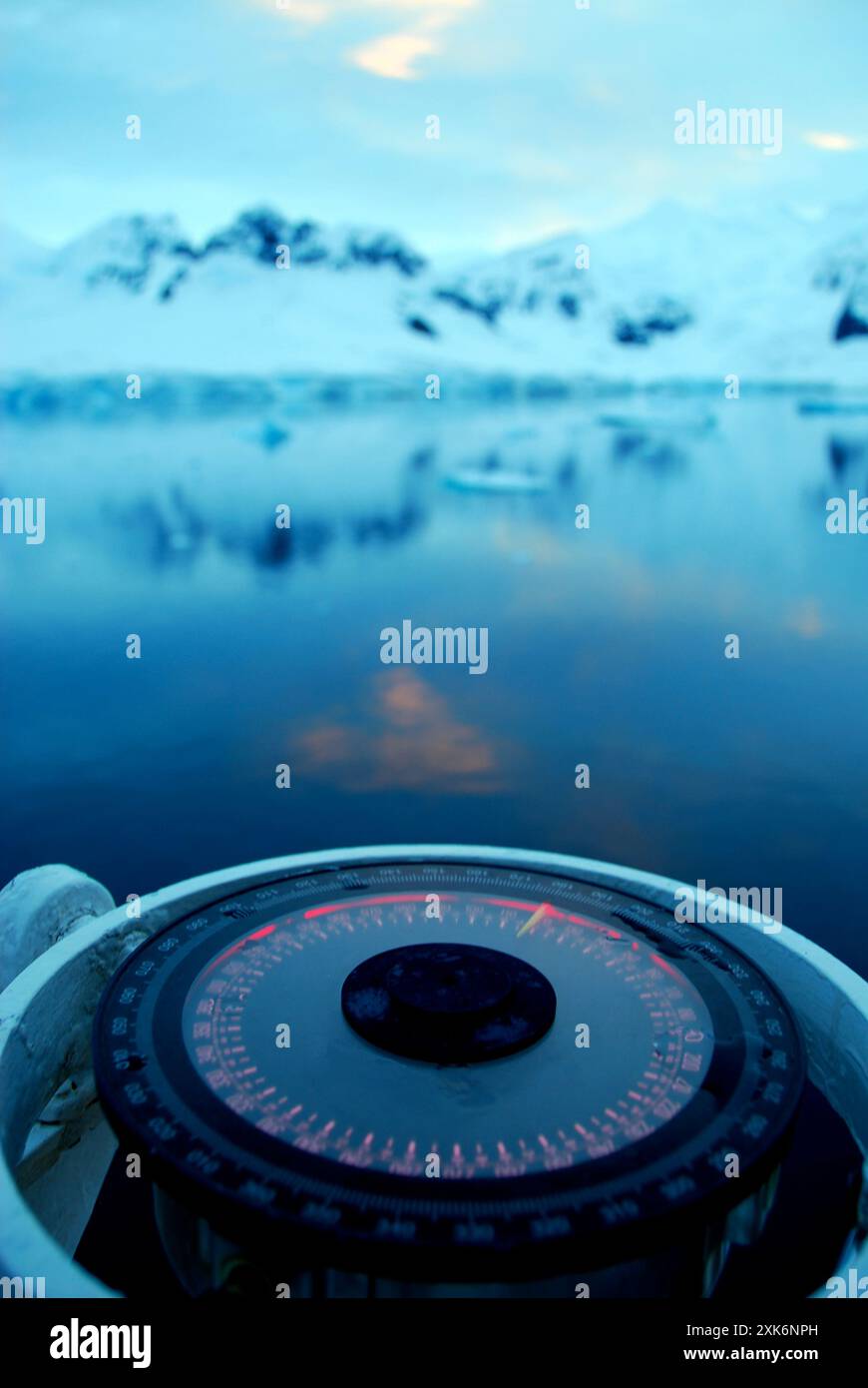 Ships compass hi-res stock photography and images - Alamy